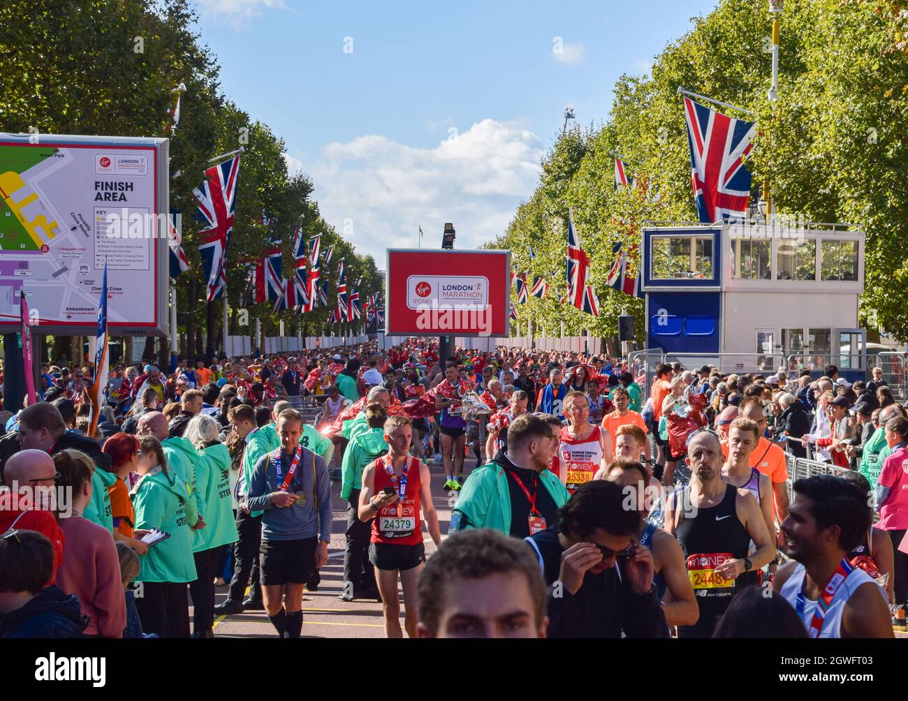 London marathon finish line palace hi-res stock photography and images ...