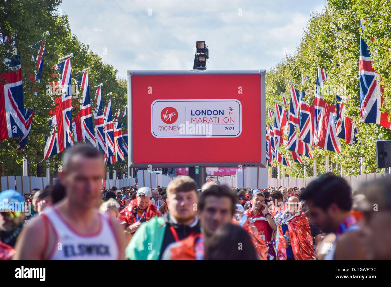 London marathon finish line palace hi-res stock photography and images ...