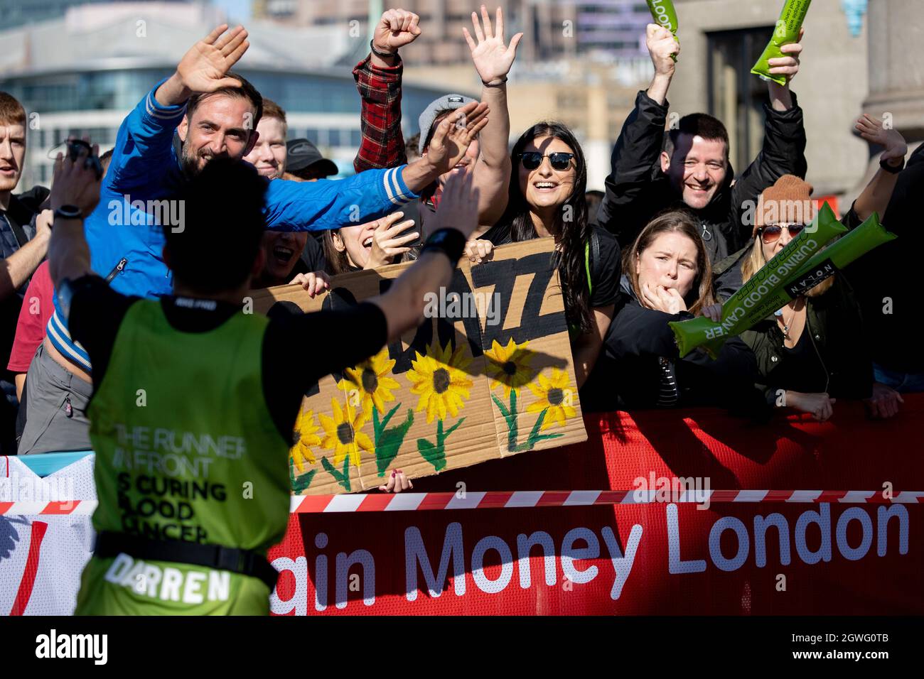 Marathon london runner tower hi-res stock photography and images - Alamy