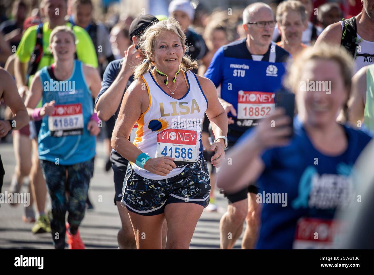 Women running london autumn hi-res stock photography and images - Alamy