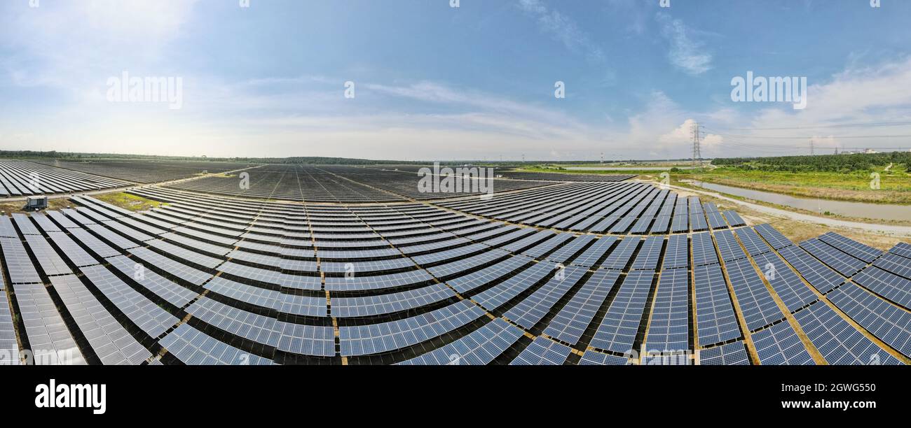 Solar farm people asia hi-res stock photography and images - Alamy