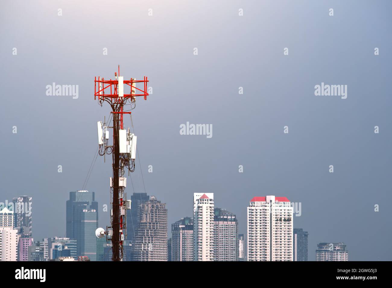 Mobile phone antenna signals hi-res stock photography and images - Alamy