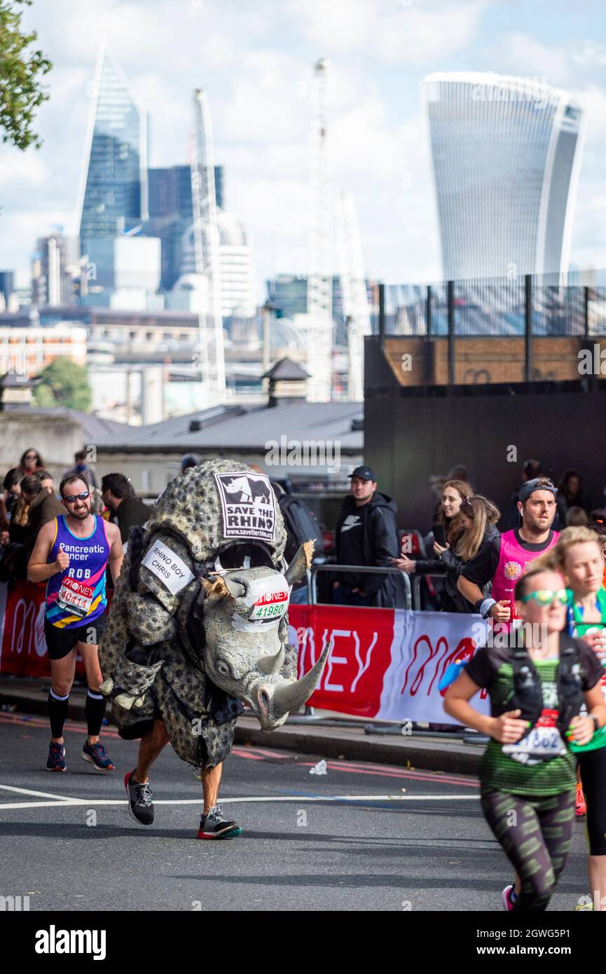 Rhino runner london marathon hi-res stock photography and images - Alamy