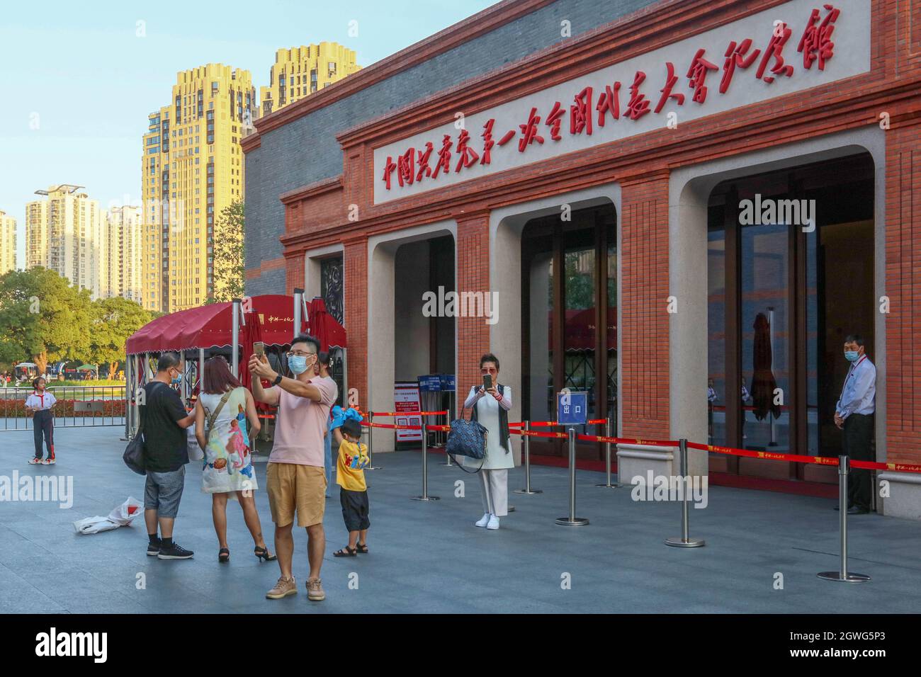 (211003) -- SHANGHAI, Oct. 3, 2021 (Xinhua) -- Tourists take photos at ...