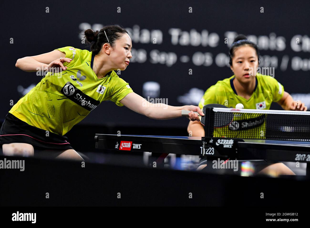 (211003) -- DOHA, Oct. 3, 2021 (Xinhua) -- Jeon Jihee (L) and Shin ...