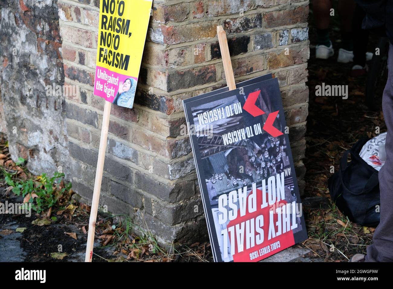 Cable Street, London, UK. 3rd Oct 2021. People remember The Battle of ...