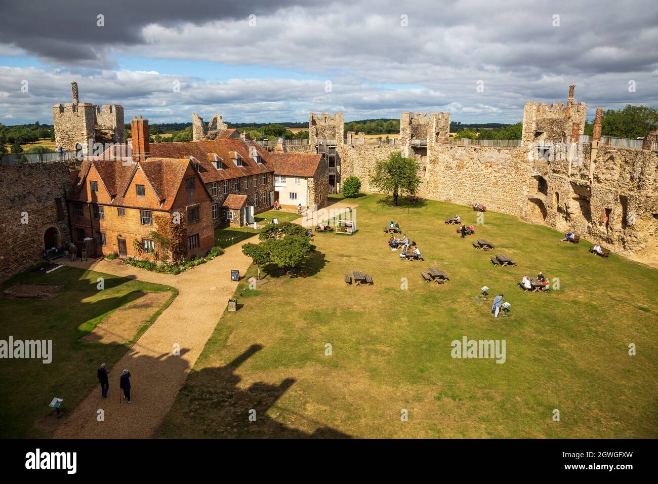 Castle courtyard england hi-res stock photography and images - Alamy