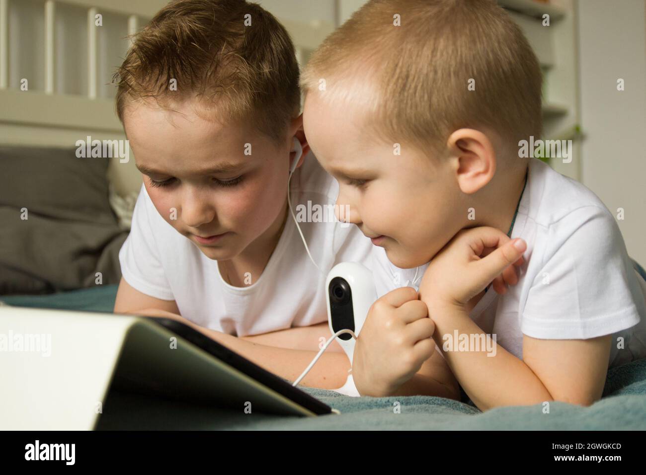 Two boys look hi-res stock photography and images - Alamy