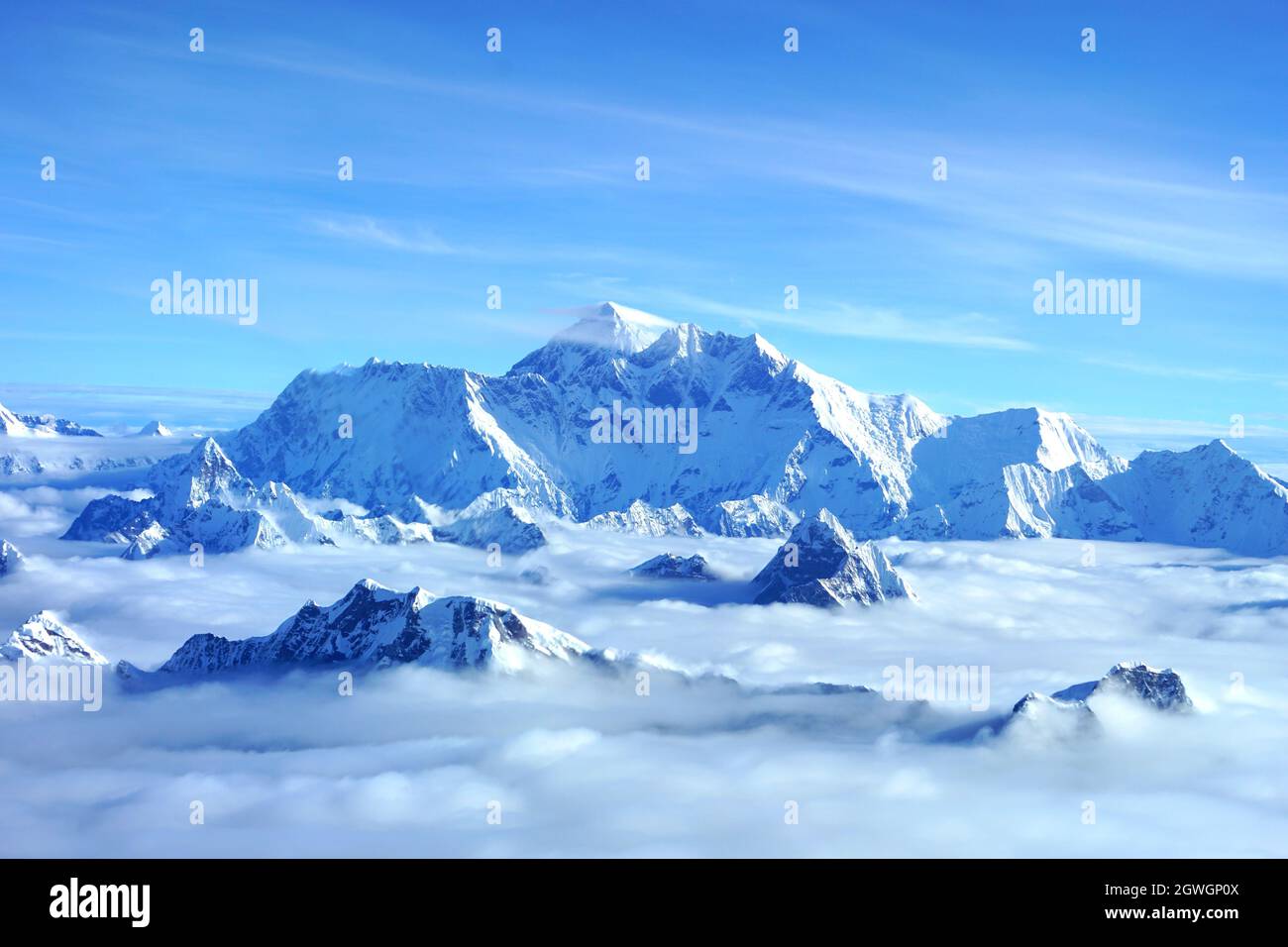 Mount everest clouds people hi-res stock photography and images - Alamy