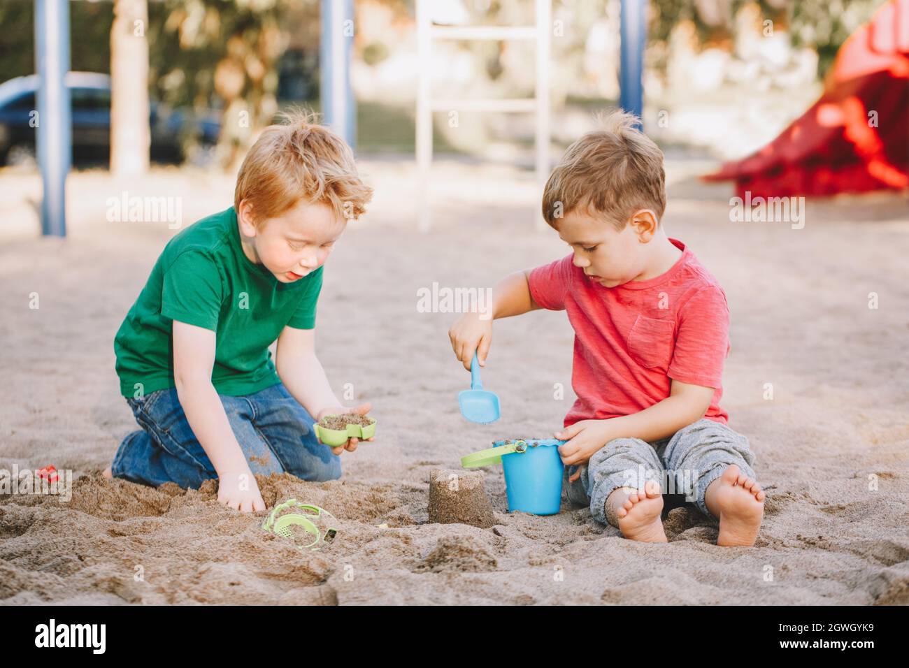 Two kids playing in sandbox hi-res stock photography and images - Alamy