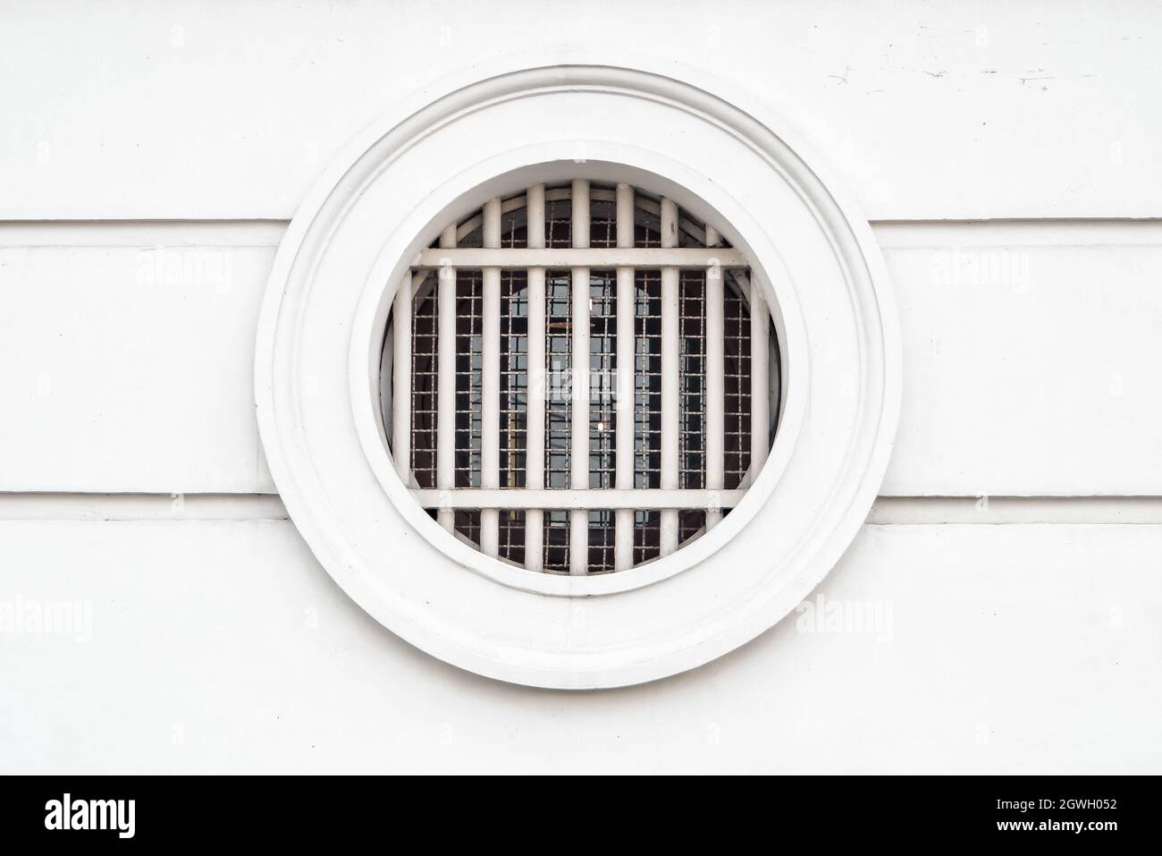Trellis with circle window hi-res stock photography and images - Alamy