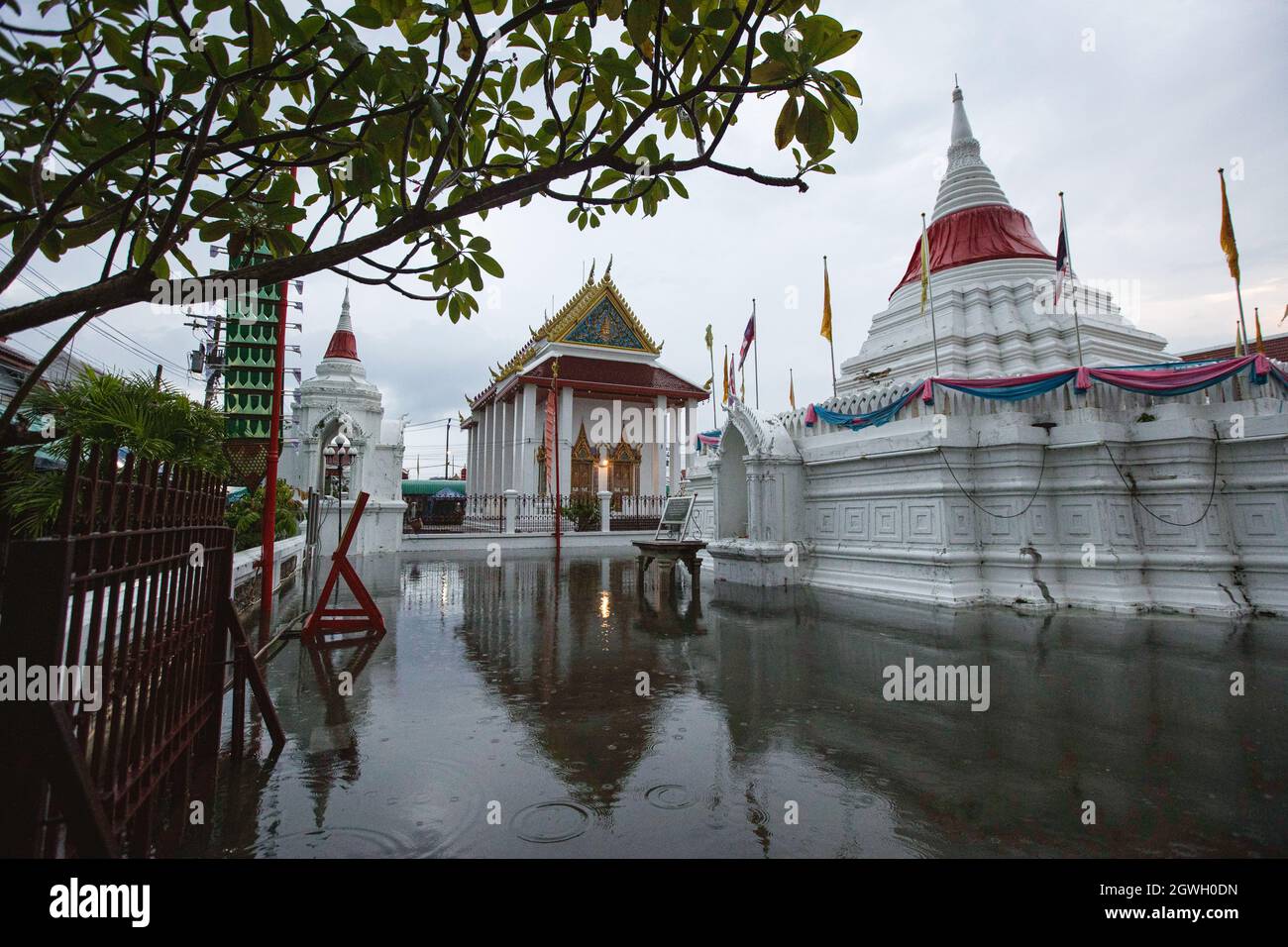 Bangkok flood temple hi-res stock photography and images - Alamy
