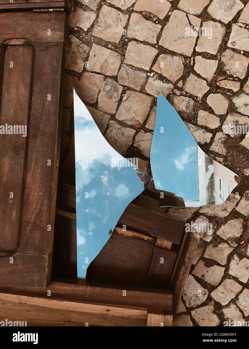 Old broken mirror hi-res stock photography and images - Alamy