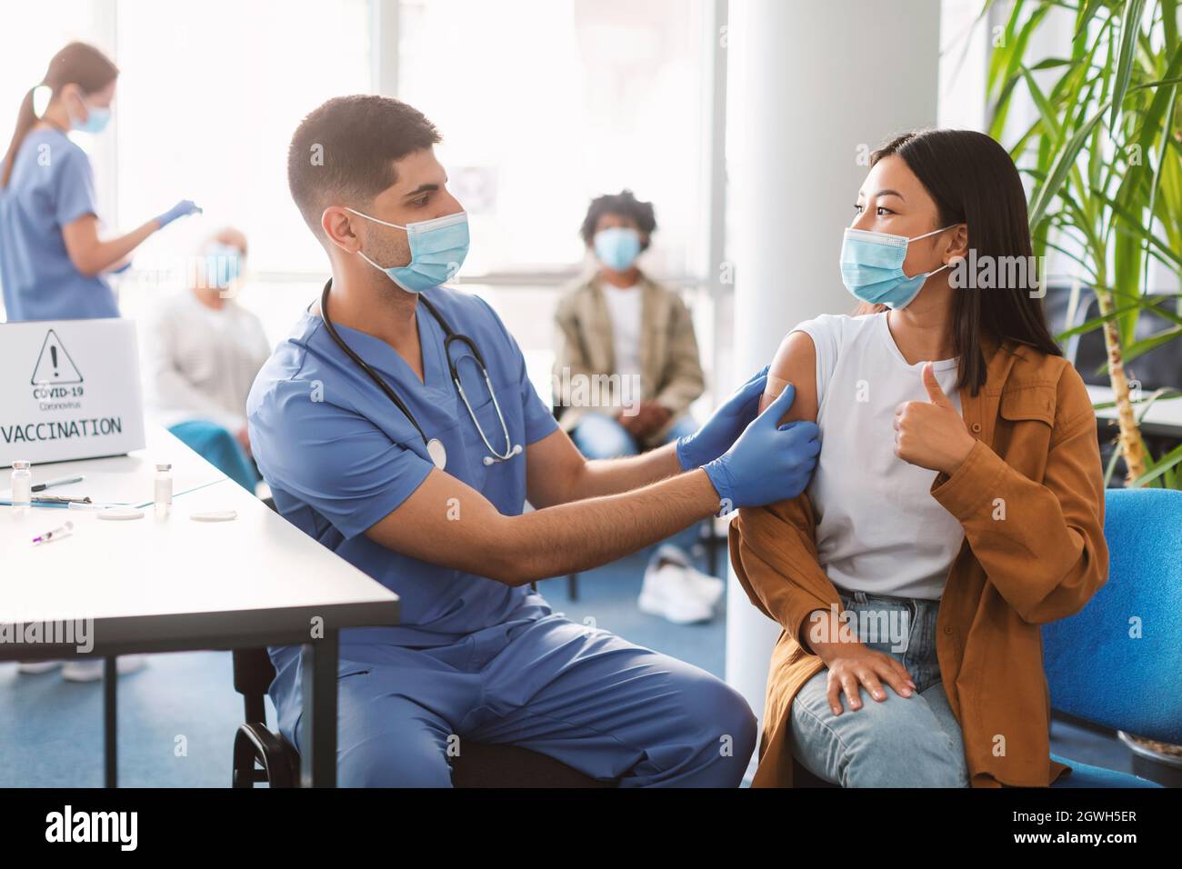 Doctor filipino hi-res stock photography and images - Alamy