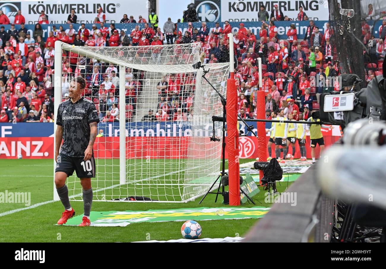 03 October 2021, Rhineland-Palatinate, Mainz: Football: Bundesliga, FSV ...
