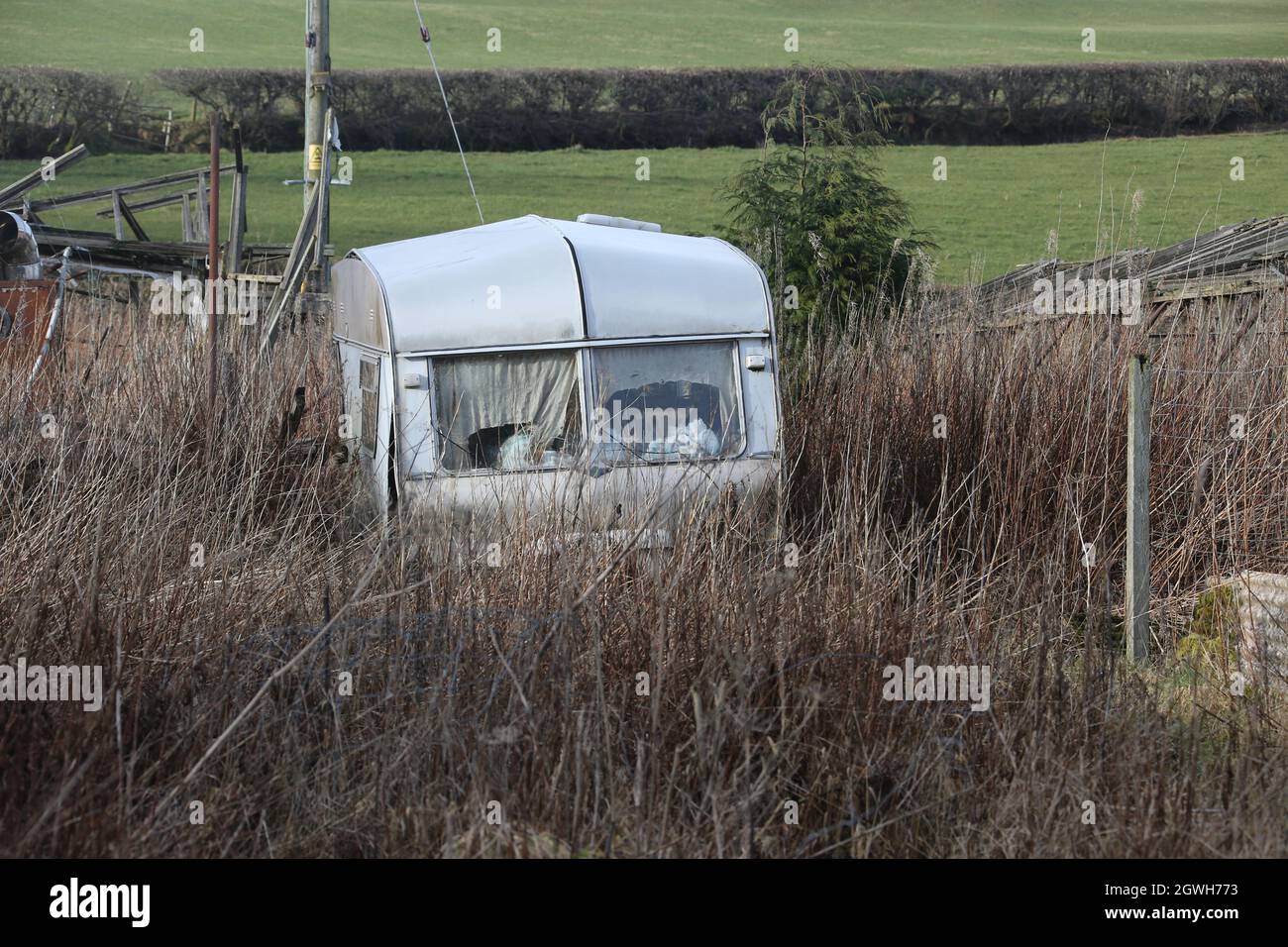 Abandoned caravan, broken, discarded and overgrown Stock Photo - Alamy