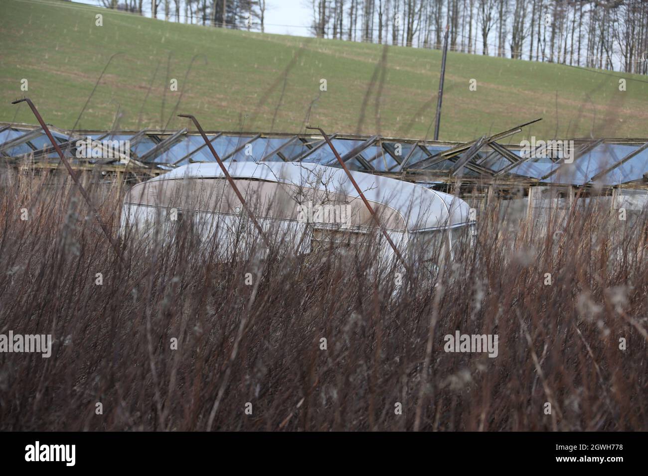 Abandoned caravan, broken, discarded and overgrown Stock Photo - Alamy
