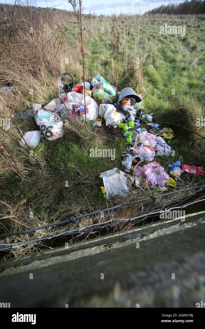 Discarded rubbish thrown on grass verge Stock Photo - Alamy