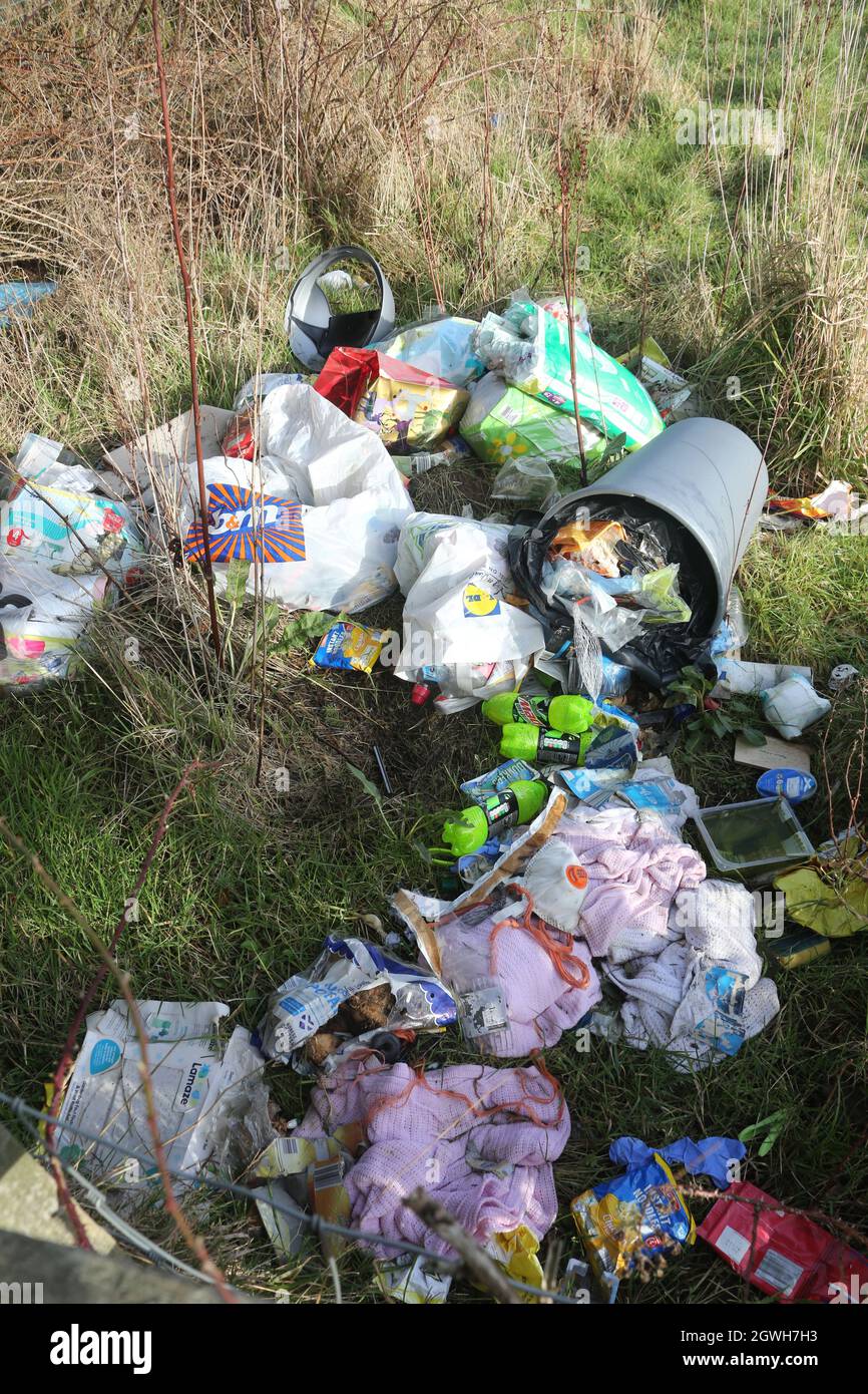Discarded rubbish thrown on grass verge Stock Photo - Alamy