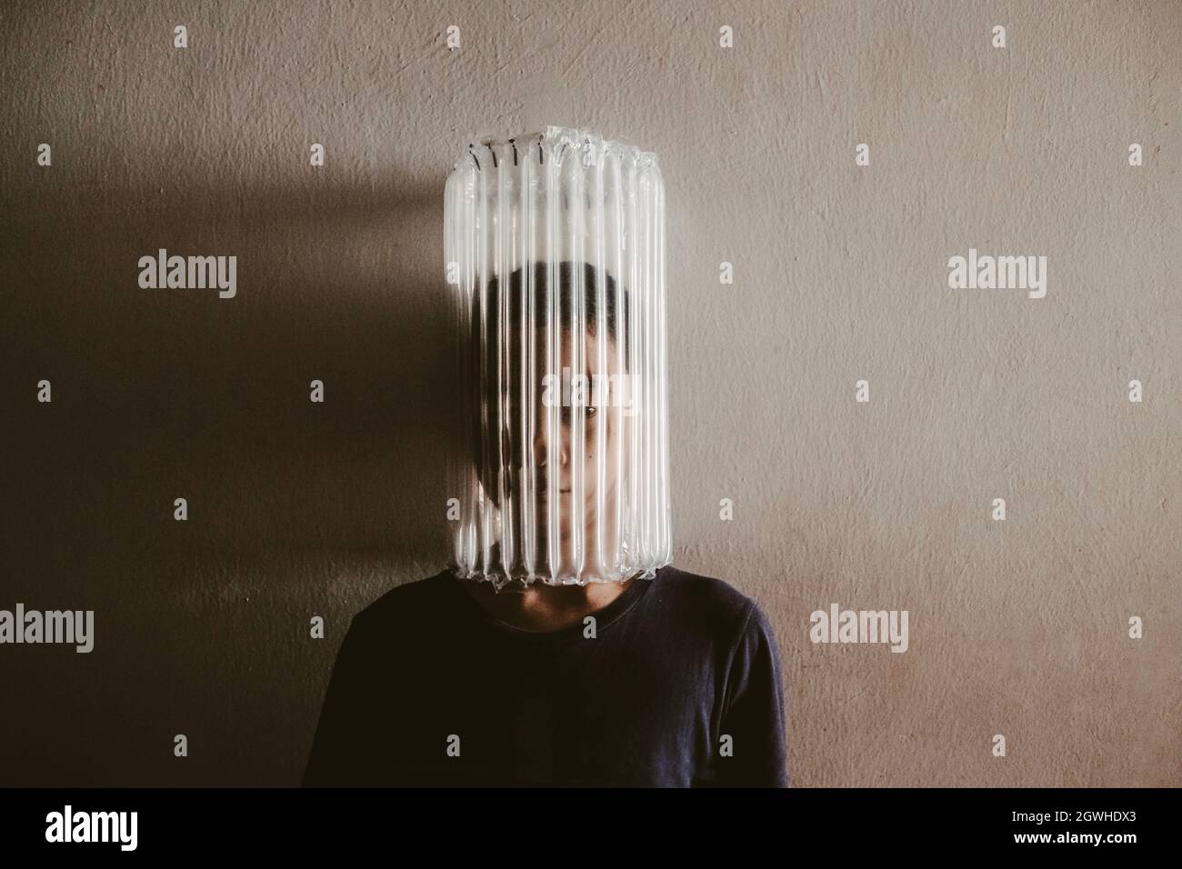 Boy bubble wrap hi-res stock photography and images - Alamy