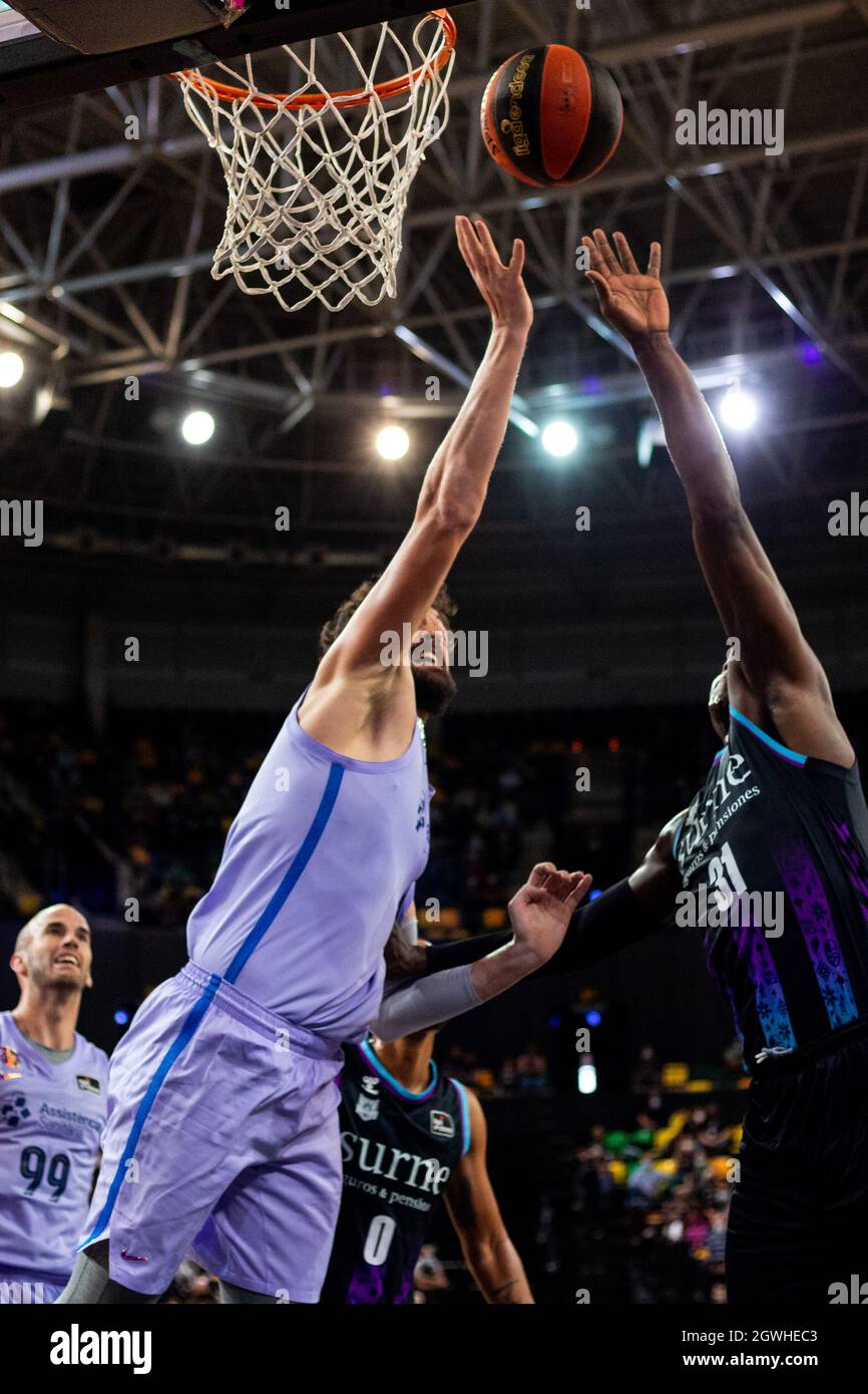 Bilbao, Basque Country, SPAIN. 3rd Oct, 2021. Players fight for the ...