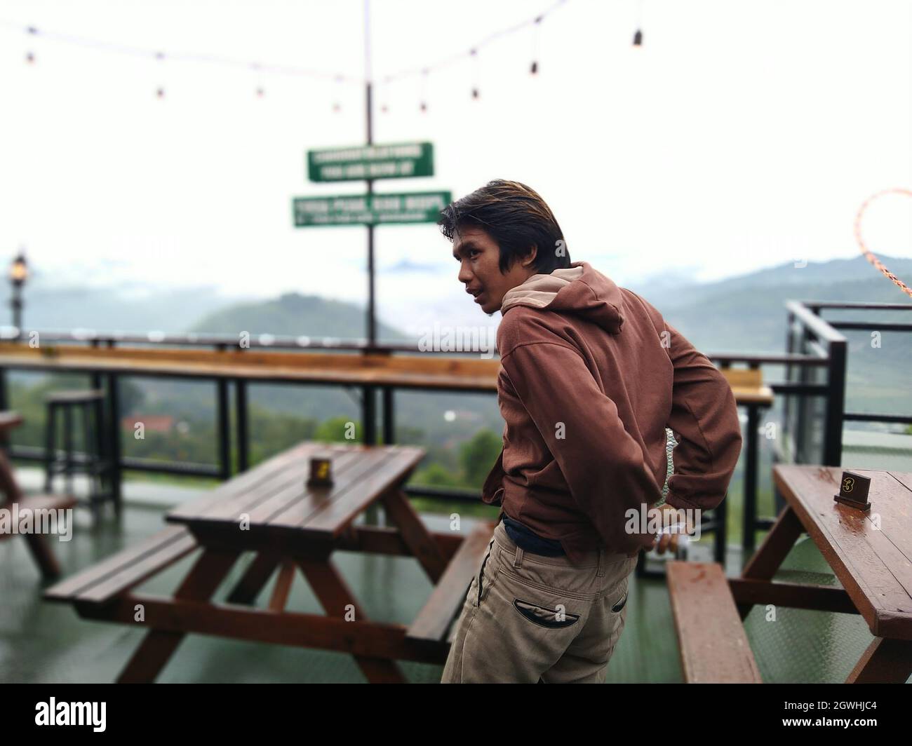 Sitting man made of wood hi-res stock photography and images - Alamy