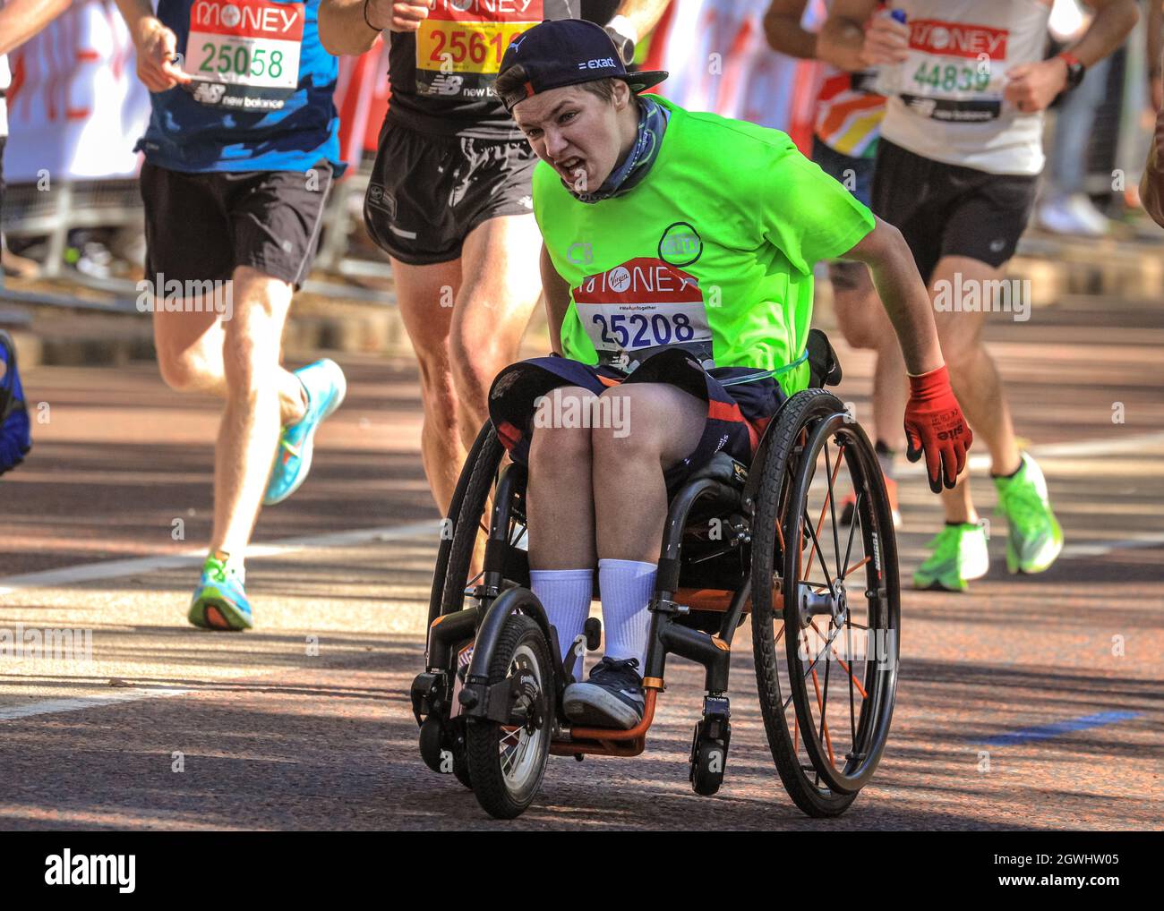 London marathon fun runner wheelchair hi-res stock photography and ...