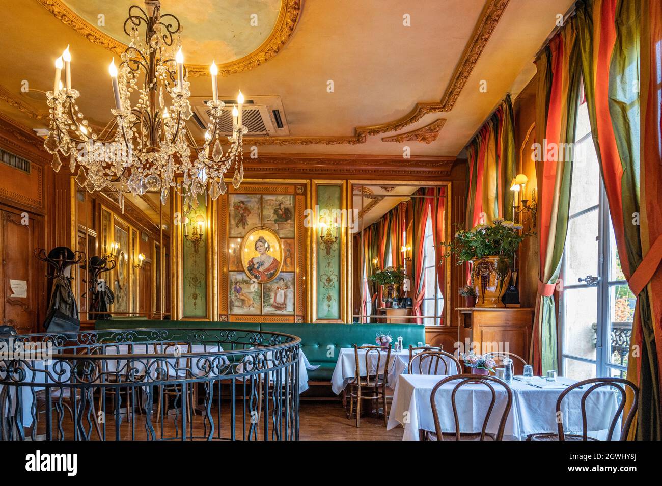 The historic brasserie Le Grillon at the Cours Mirabeau, Aix-en-Provence, France Stock Photo - Alamy