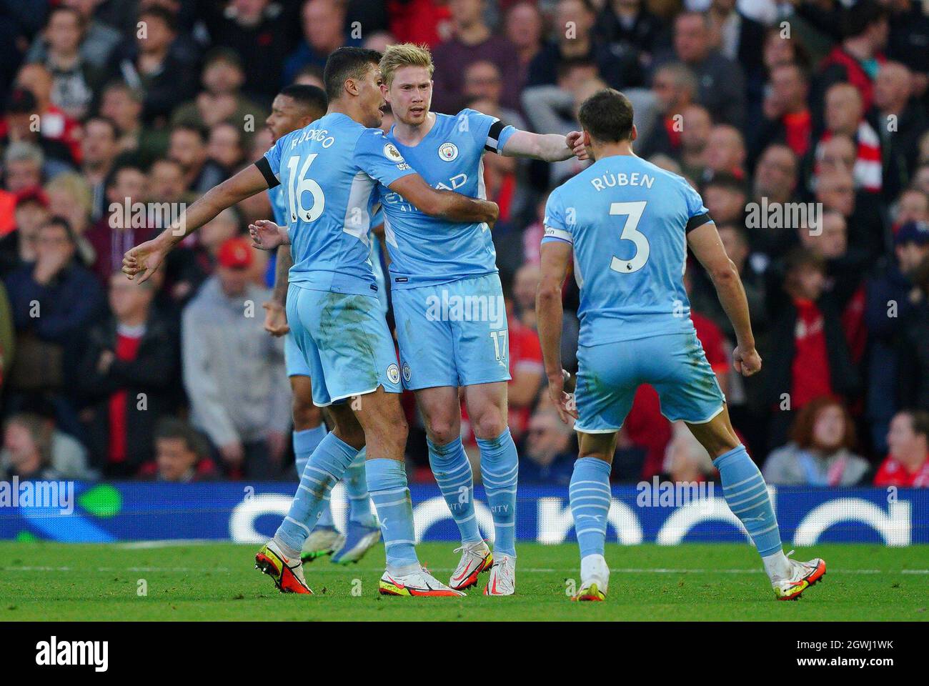 Manchester City's Kevin De Bruyne (centre) celebrates with team-mates ...