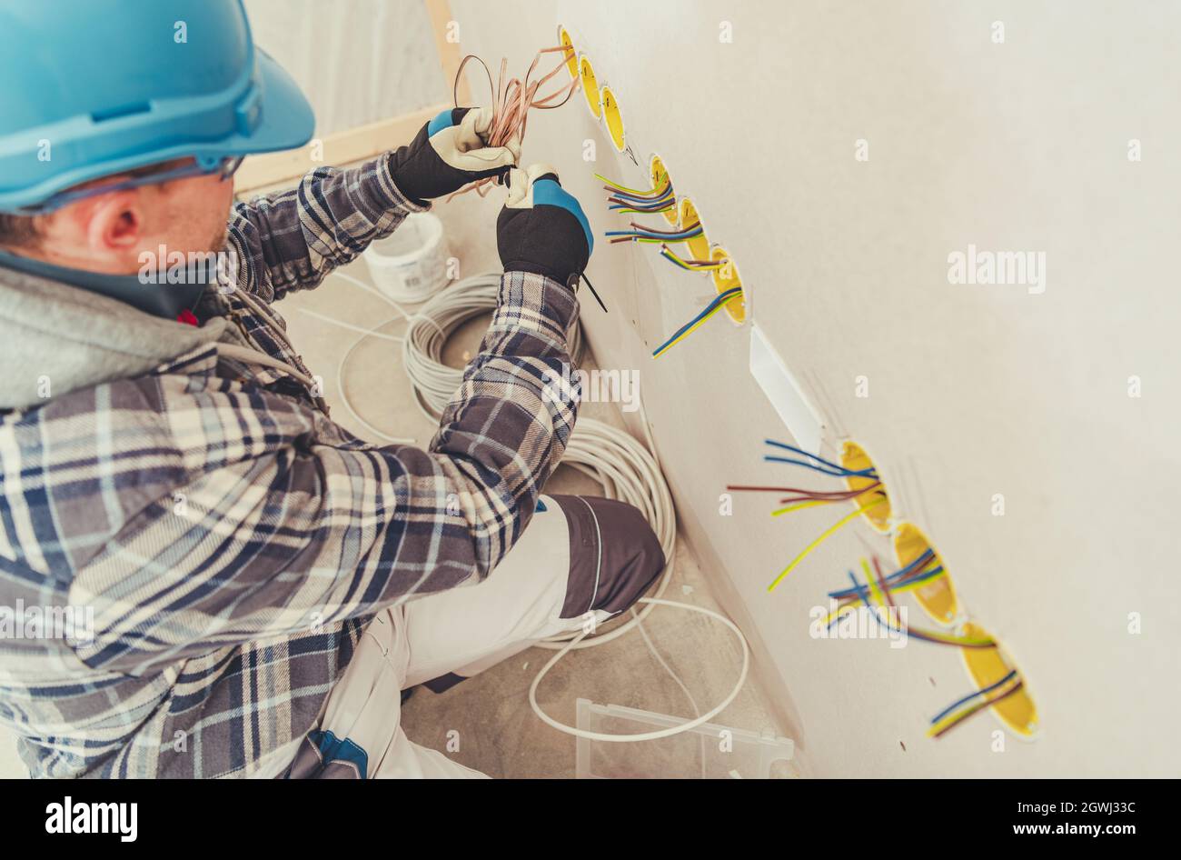 Electrician working on wall outlet hi-res stock photography and images ...