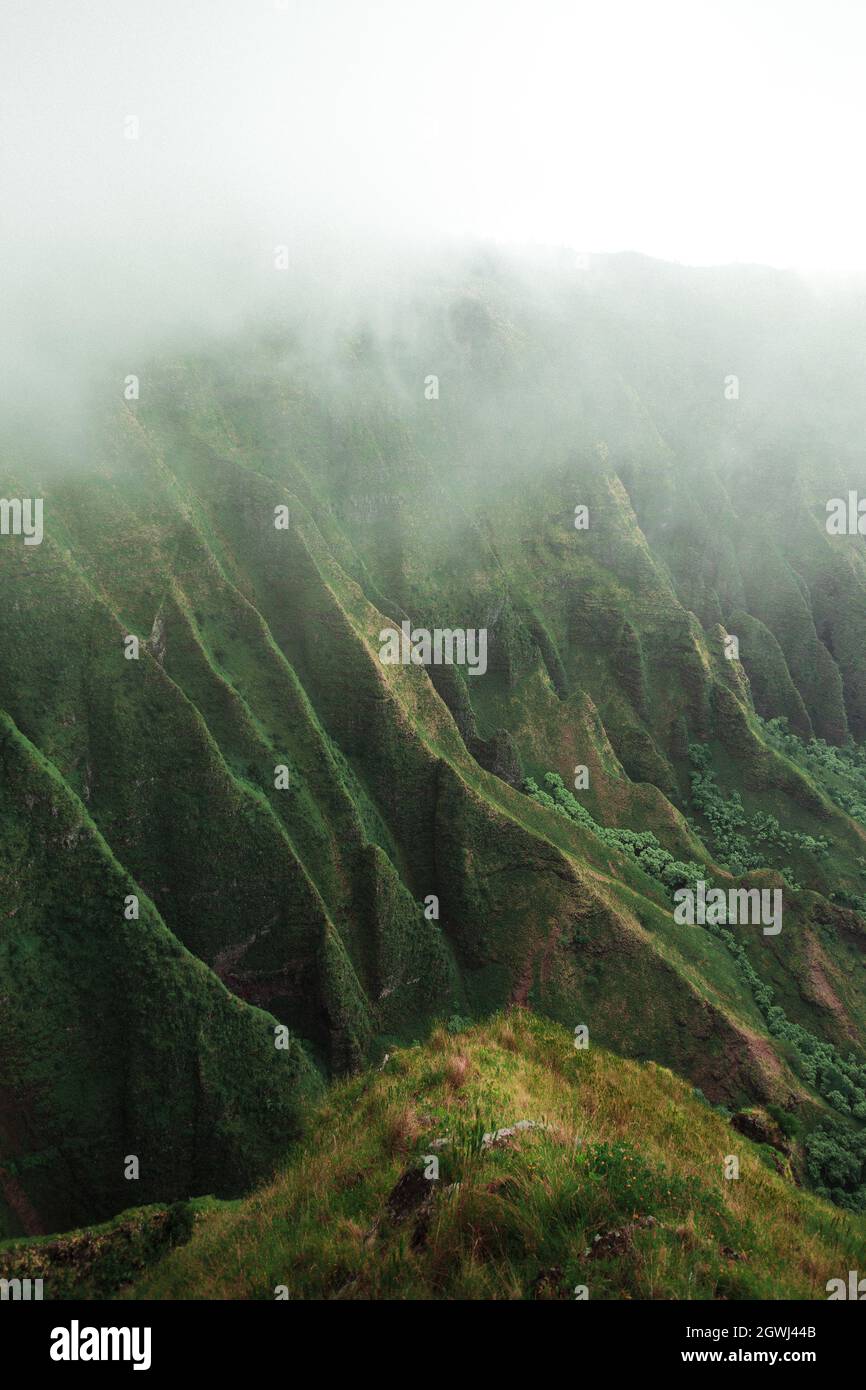 Foggy mountains in hawaii hi-res stock photography and images - Alamy
