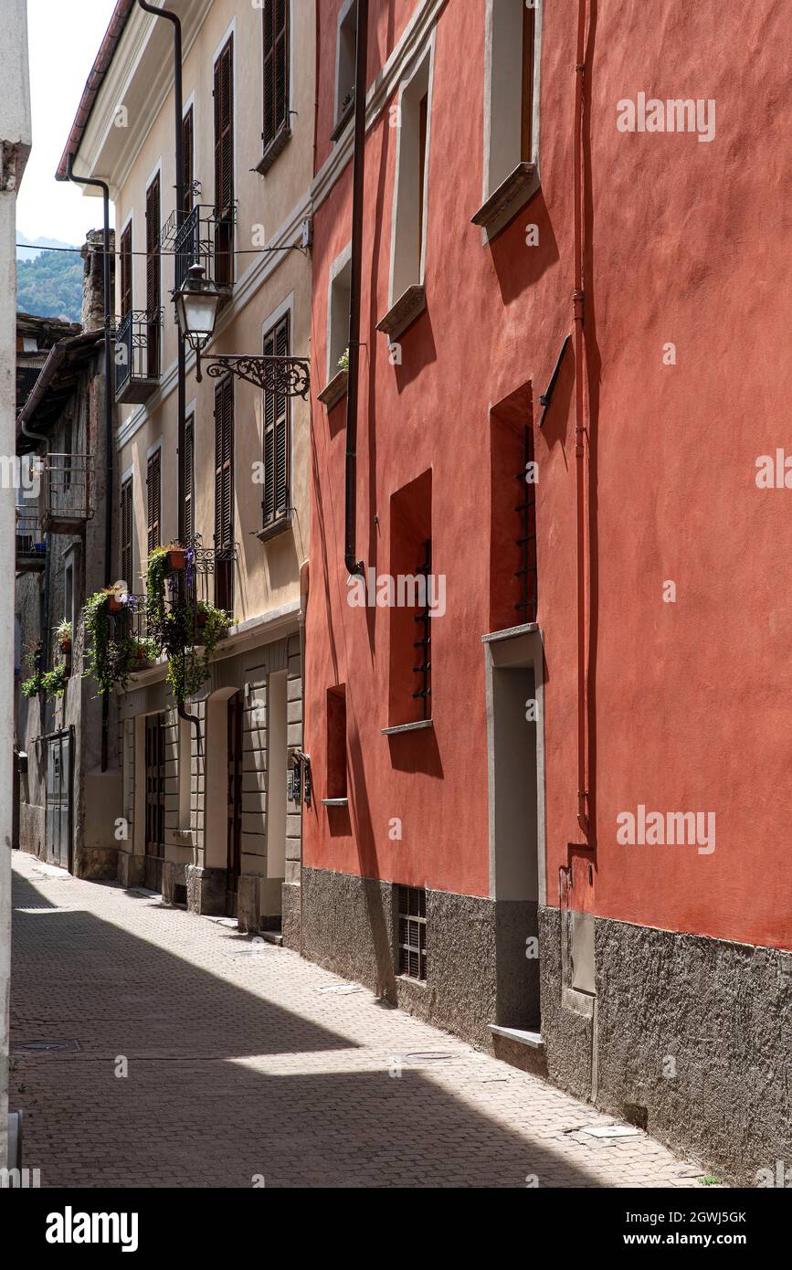 Front of a red ochre house in an alley in Italy Stock Photo - Alamy