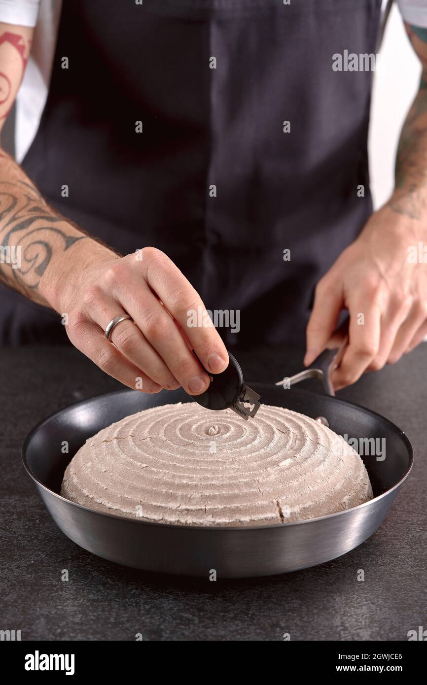 Scoring bread hi-res stock photography and images - Alamy