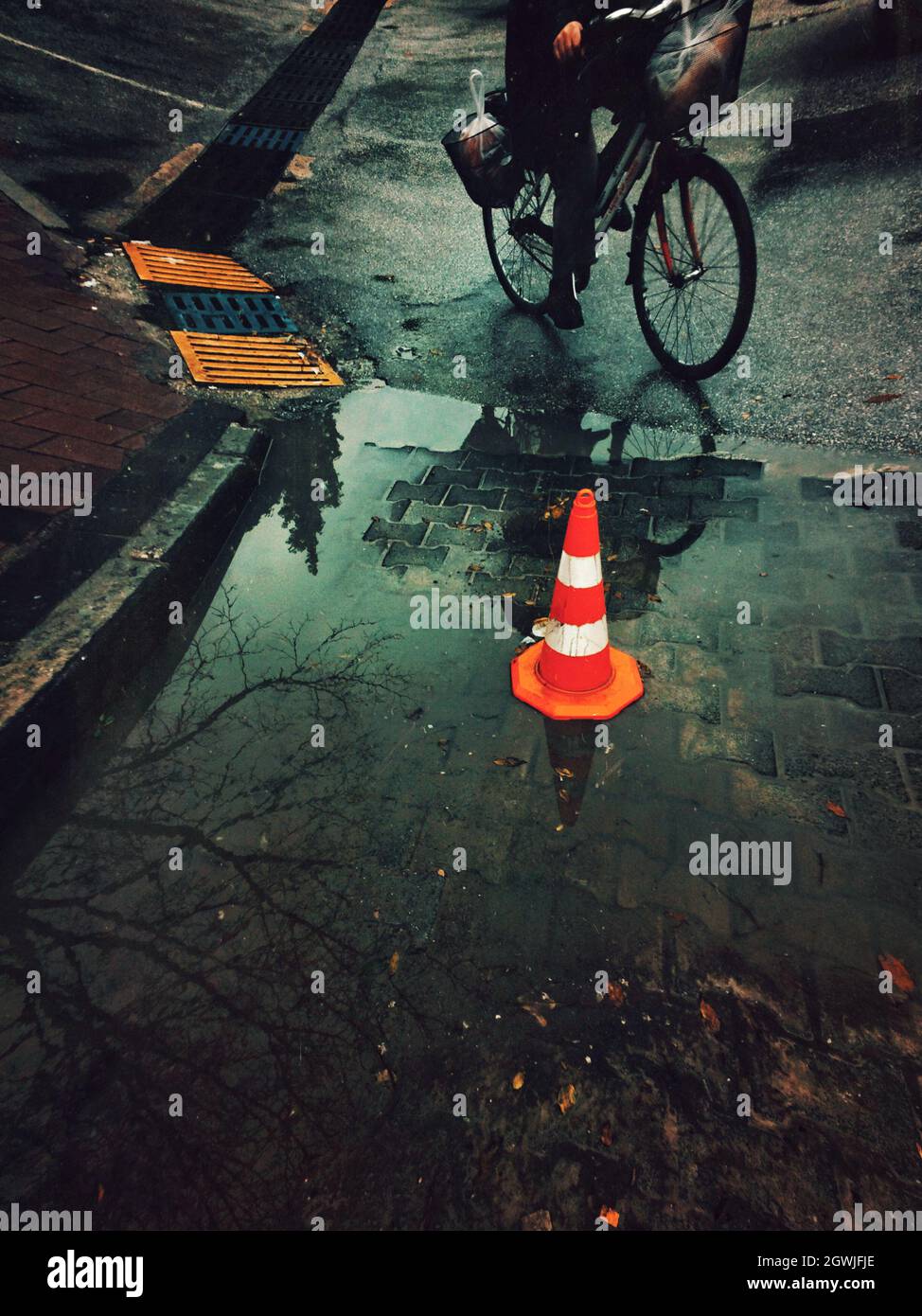 Cycling rain night hi-res stock photography and images - Alamy