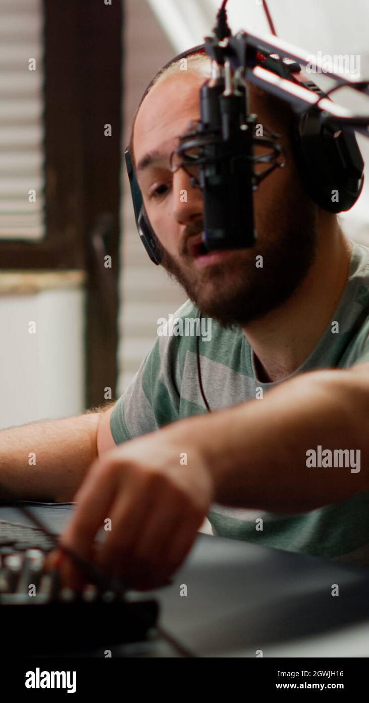 Singing competition virtual hi-res stock photography and images - Alamy