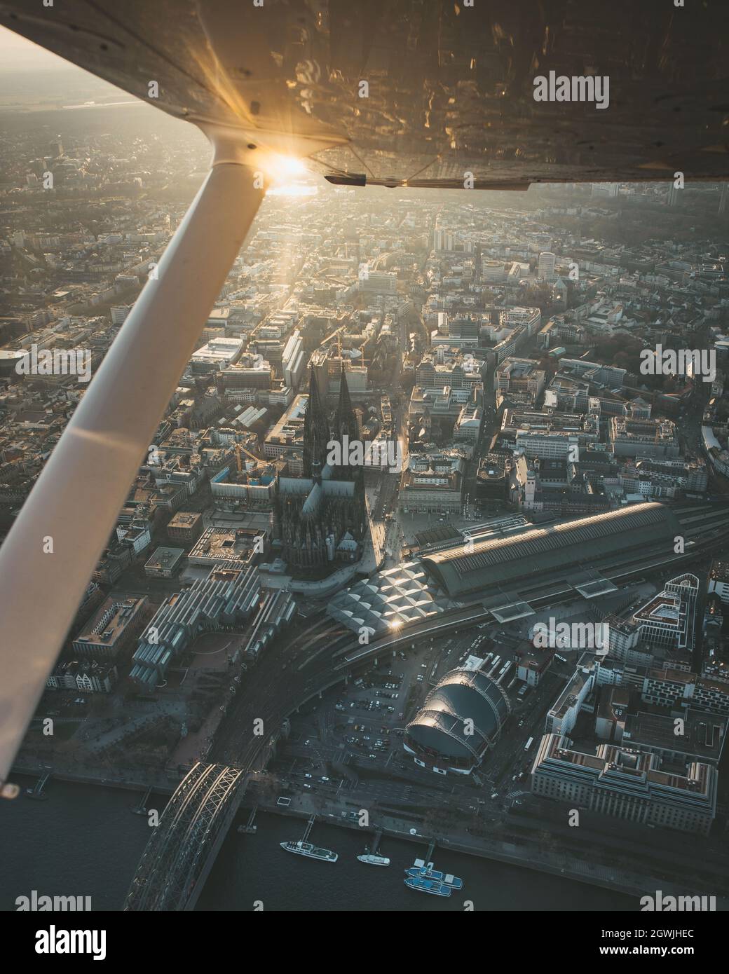 Night view of city from airplane hi-res stock photography and images ...