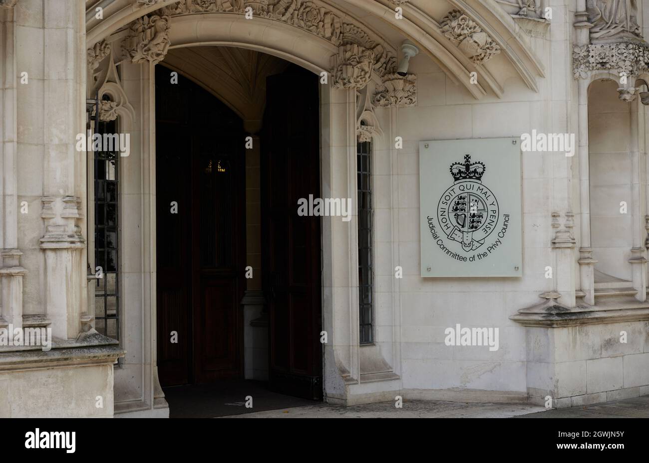 Entrance to the Supreme Court in London Stock Photo - Alamy