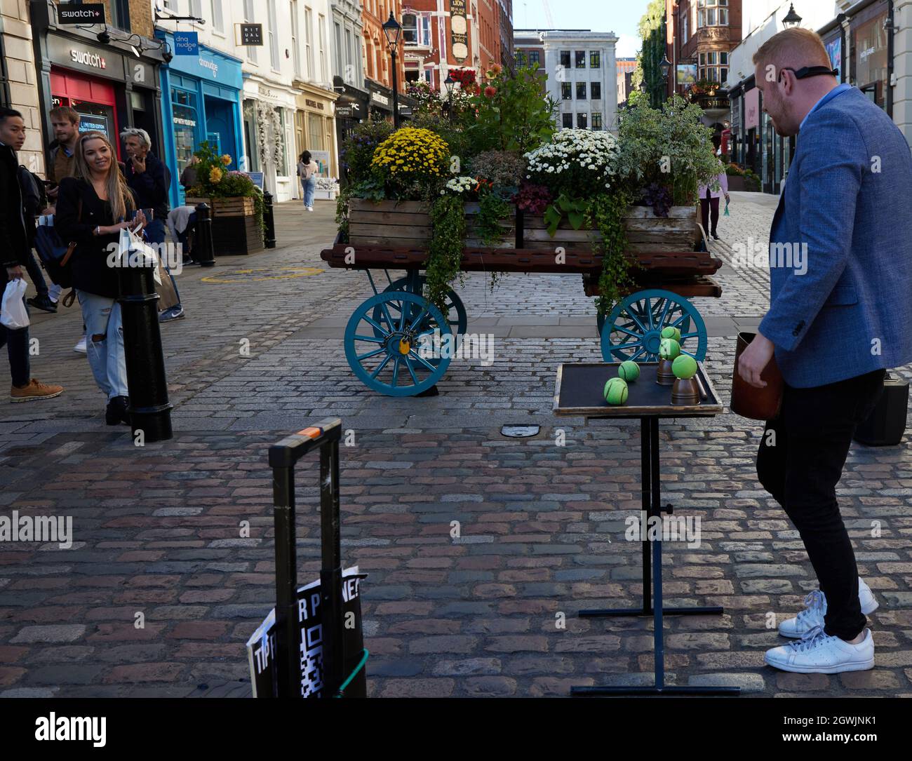 Magician busker entertaing the crowd in Covent Garden UK Stock Photo ...