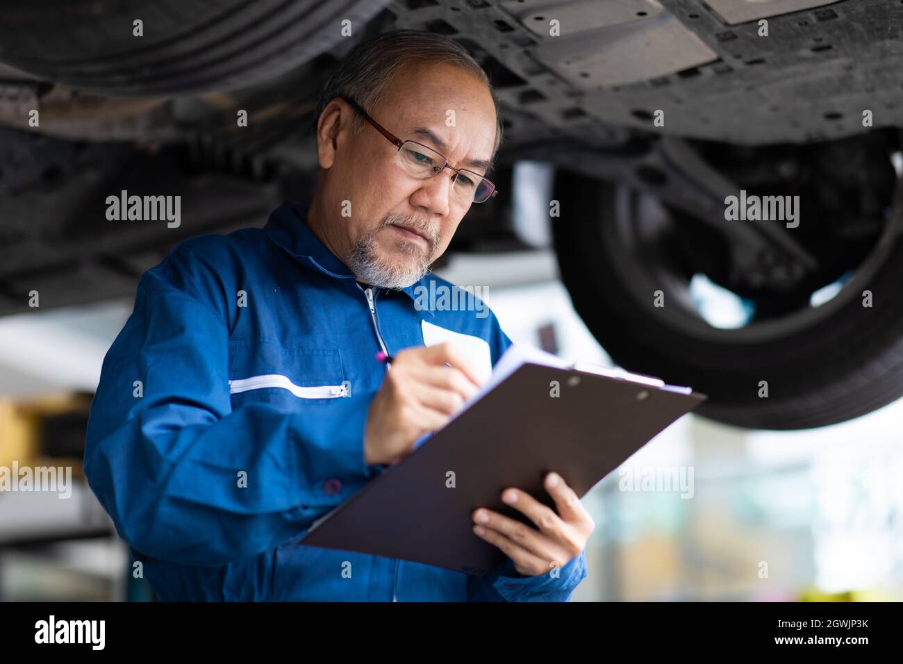 Asian man shop list hi-res stock photography and images - Alamy