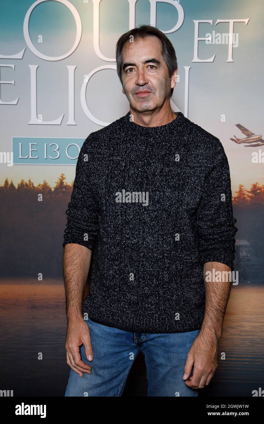 animals handler Andrew Simpson attending the Le Loup Et Le Lion (The ...