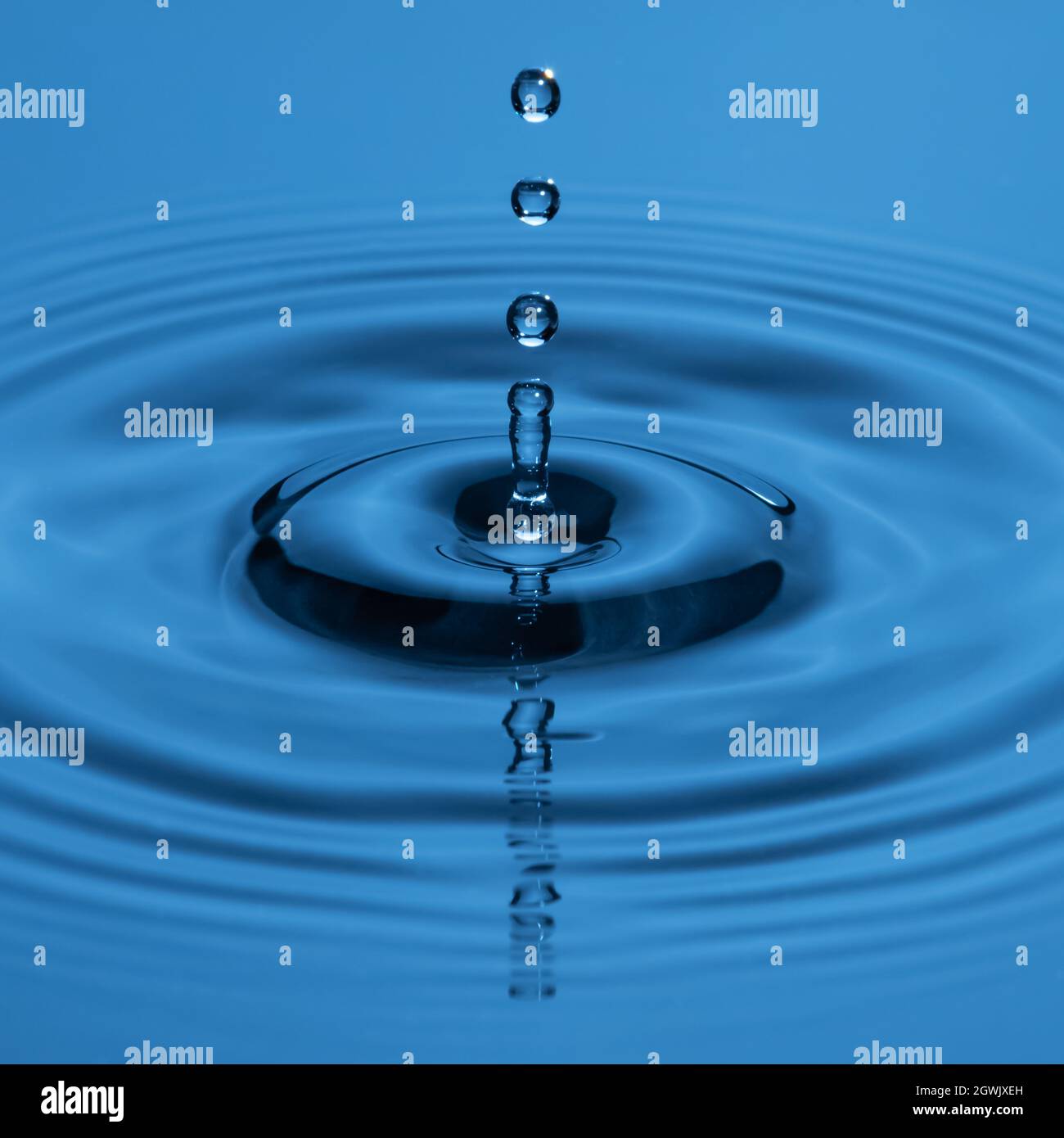 Bouncing water droplet hi-res stock photography and images - Alamy