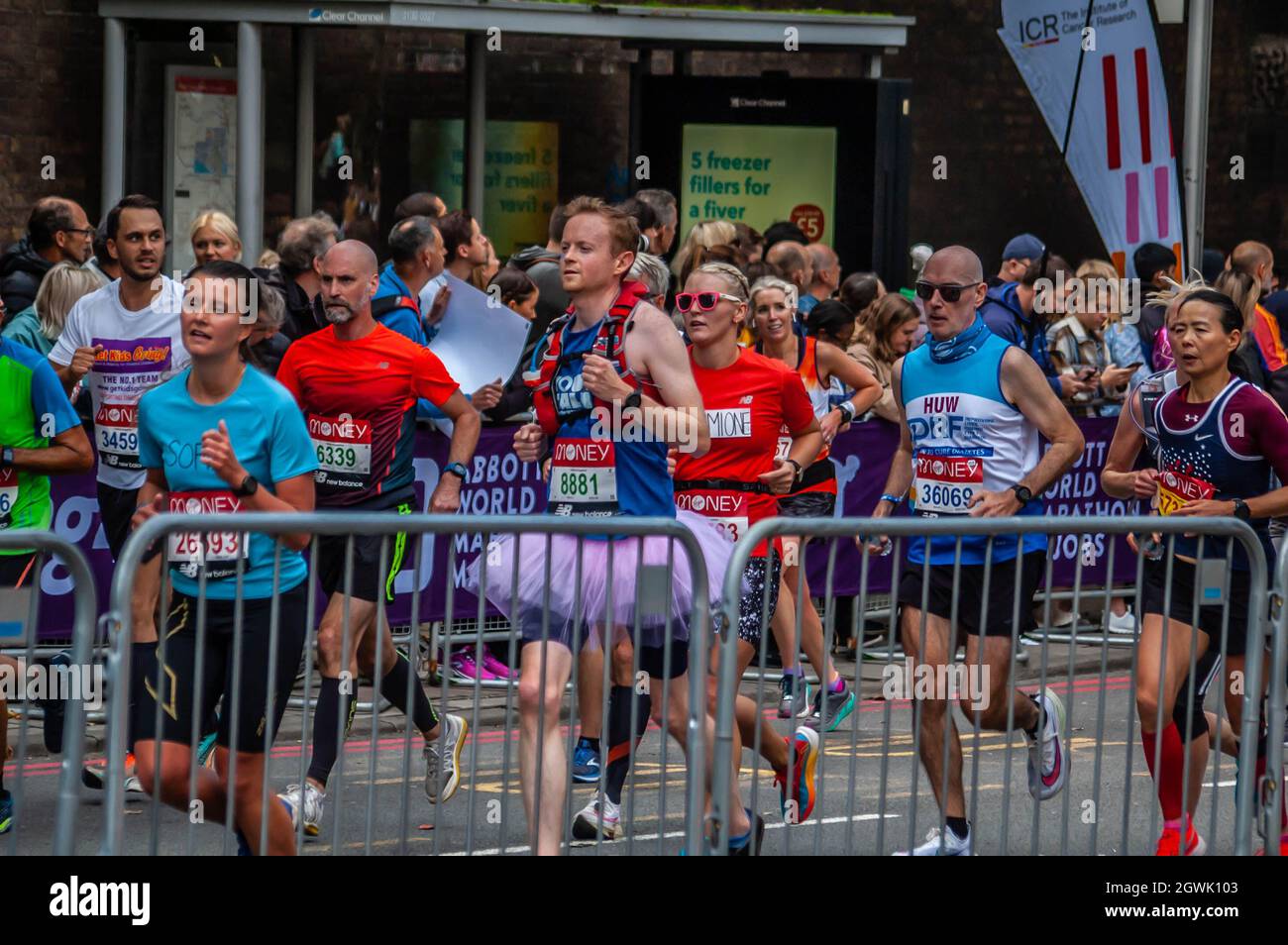 Tower Bridge, London, England. 3rd October, 2021. Runners at the Virgin ...