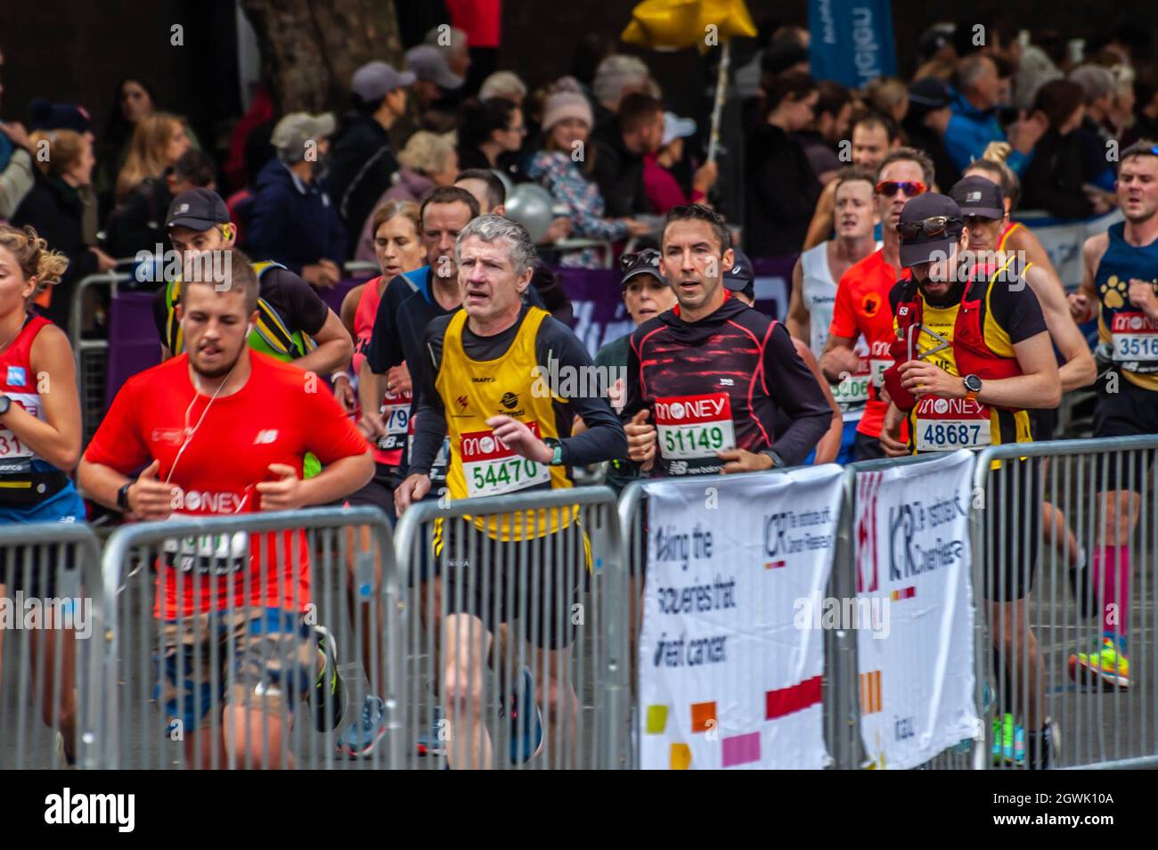 Tower Bridge, London, England. 3rd October, 2021. Runners at the Virgin ...
