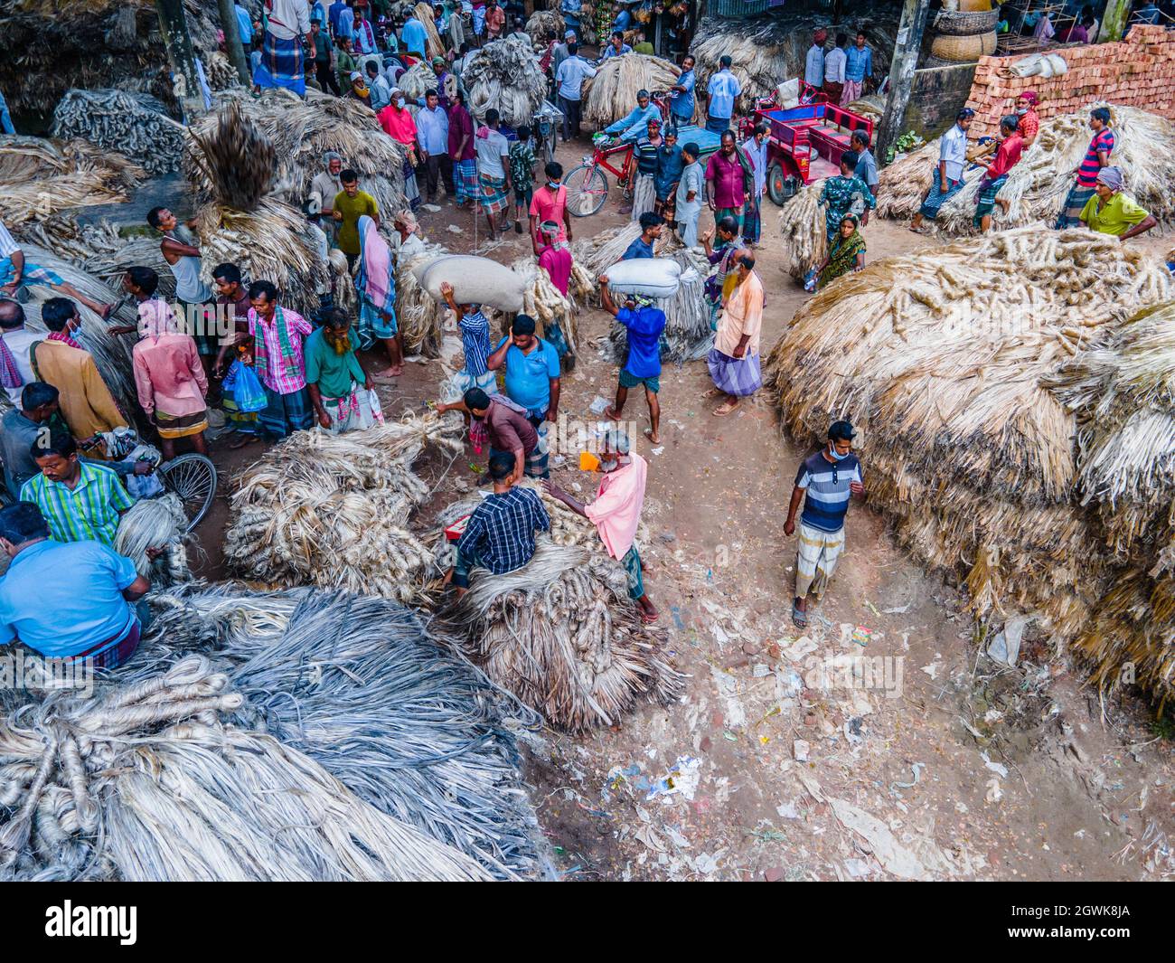 Non Exclusive: DHAKA, BANGLADESH - OCTOBER 3, 2021: Jute workers ...