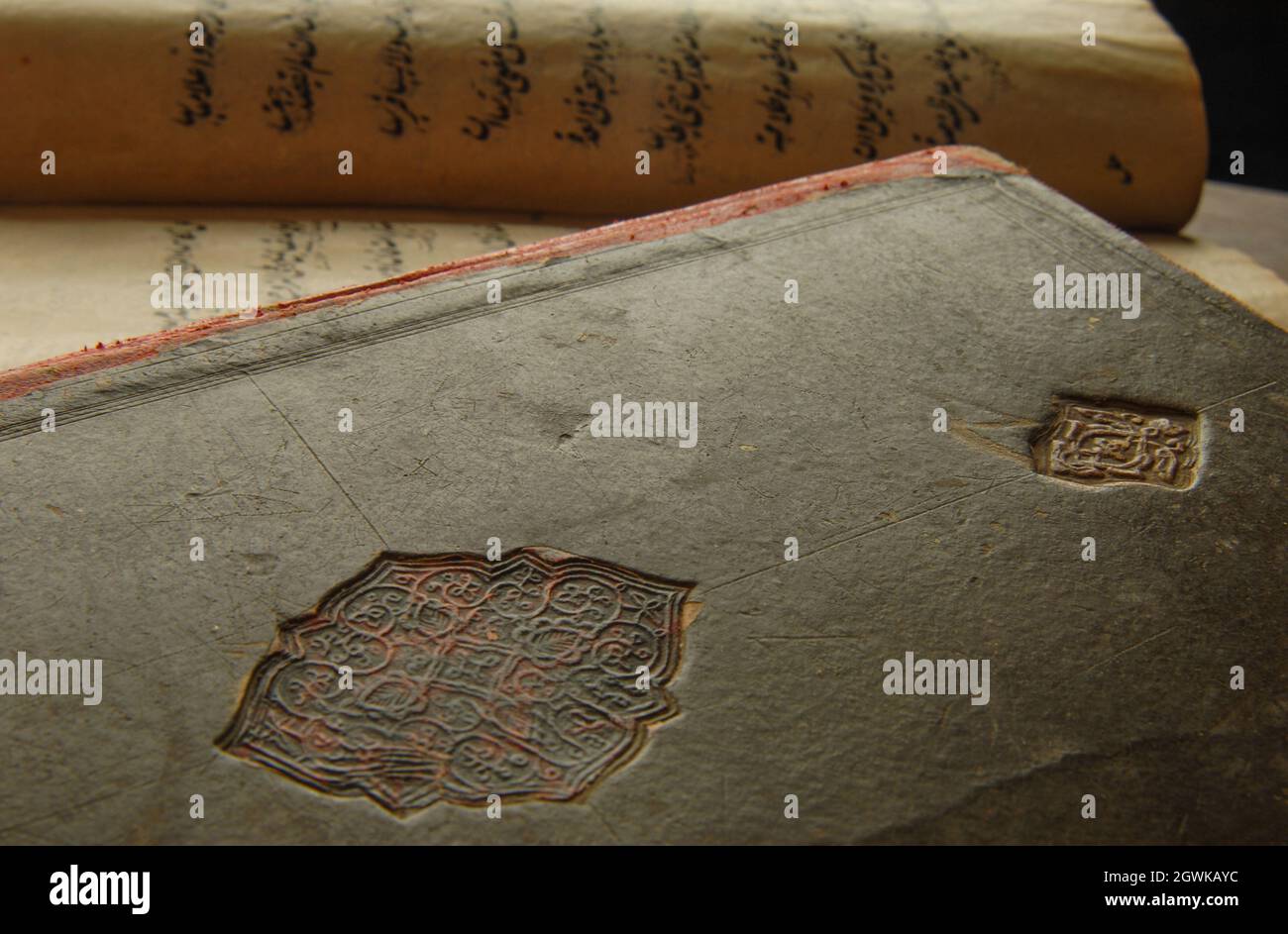 Cover of an ancient Arabic book. Ancient Arabic manuscripts and texts ...