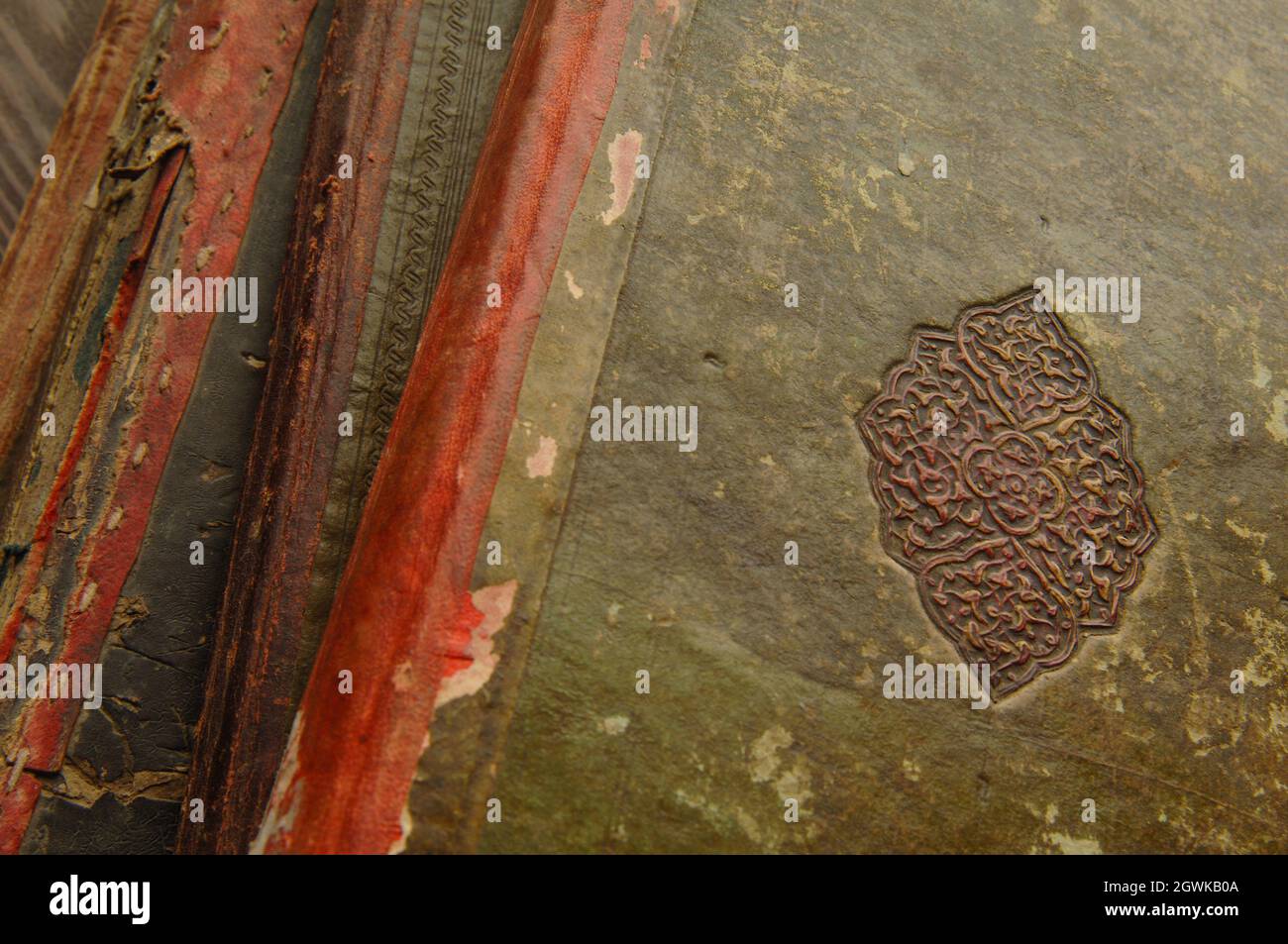 Cover of an ancient Arabic book. Ancient Arabic manuscripts and texts ...