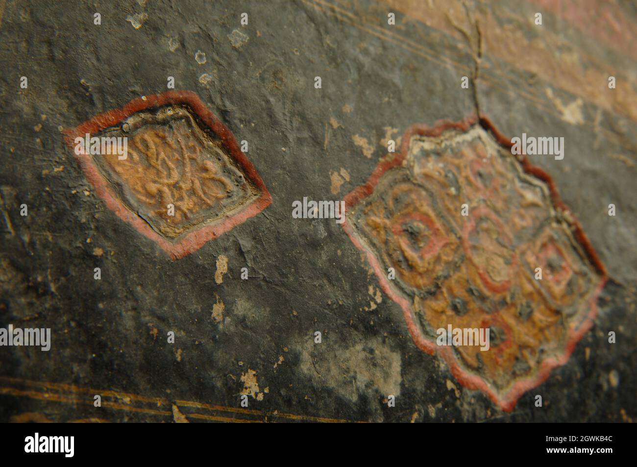 Cover of an ancient Arabic book. Ancient Arabic manuscripts and texts ...