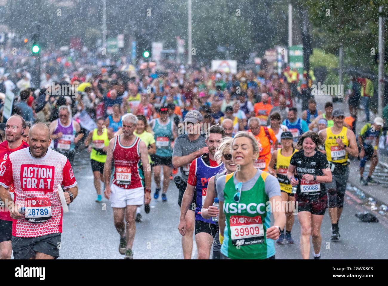 London marathon runners rain hi-res stock photography and images - Alamy