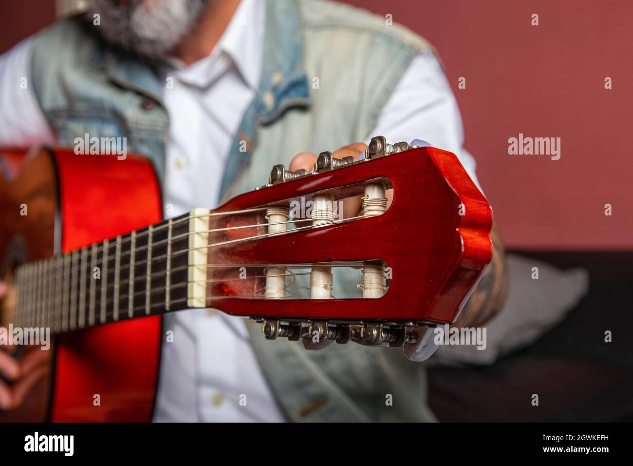 Adjusting electric guitar hi-res stock photography and images - Alamy