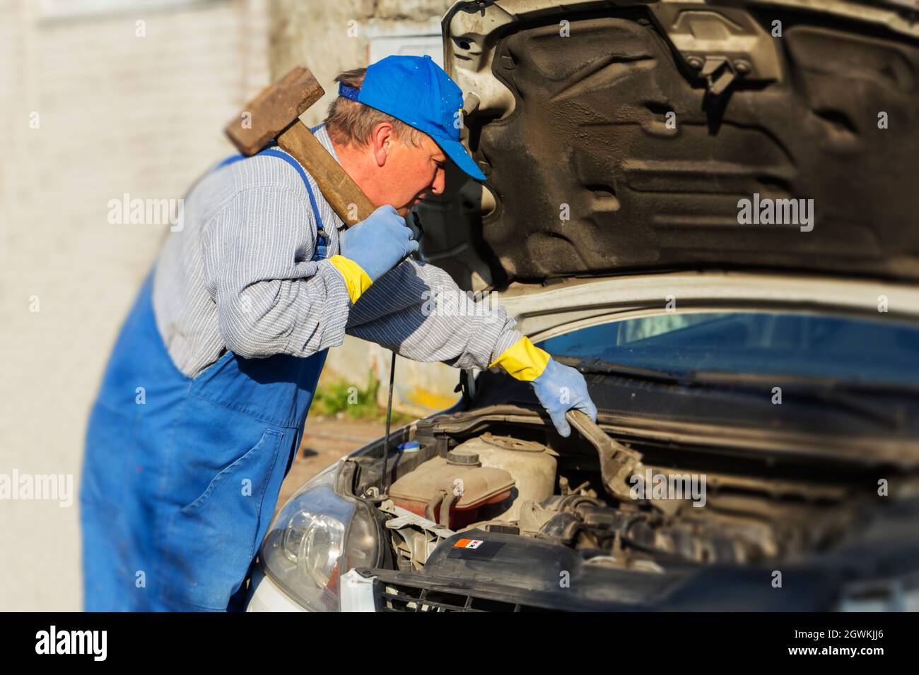 Poor repair hi-res stock photography and images - Alamy